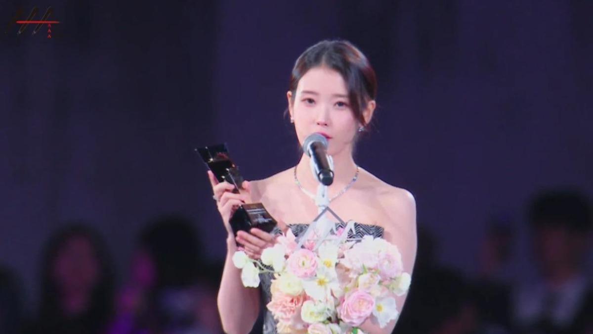 AAA頒獎首日！IU「獎拿不完」奪最大獎 林俊傑合體WOODZ飆高音│TVBS新聞網