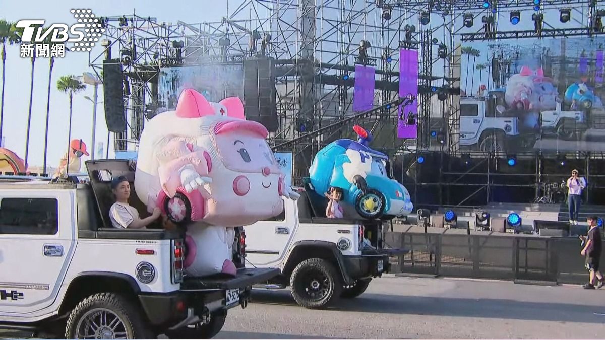 高雄卡通巨型氣球遊行！超萌「貓貓蟲咖波」現身 民眾爭相卡位搶拍│TVBS新聞網