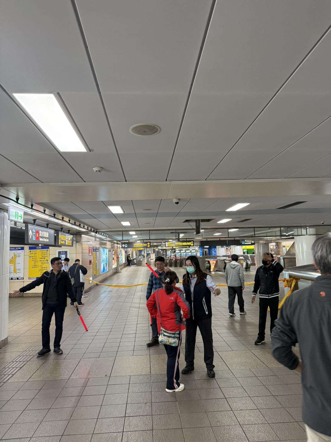 快訊／現場畫面曝！北車M8出口疑遭人丟煙霧彈 旅客尖叫蹲地急逃│TVBS新聞網