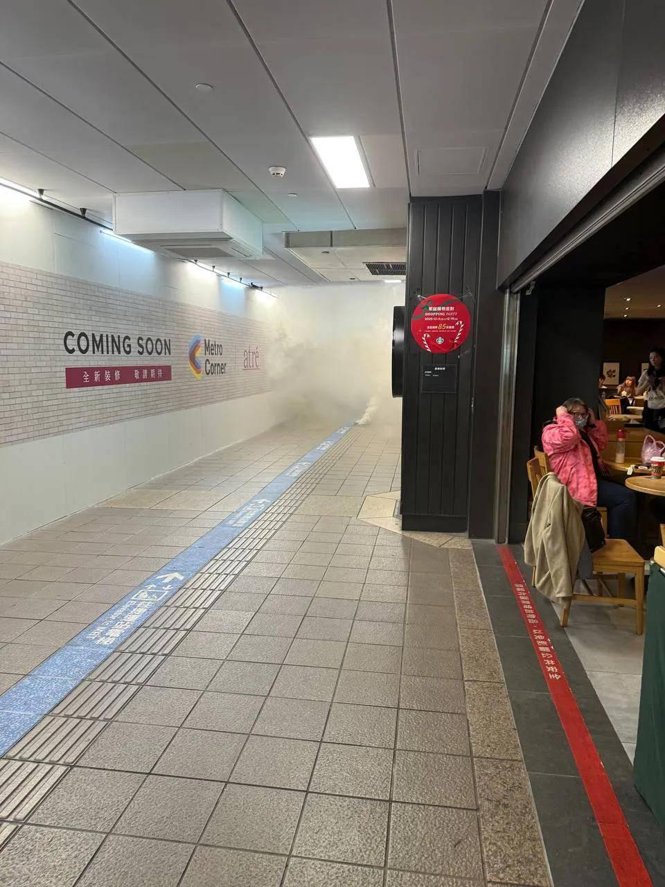 快訊／現場畫面曝！北車M8出口疑遭人丟煙霧彈 旅客尖叫蹲地急逃│TVBS新聞網