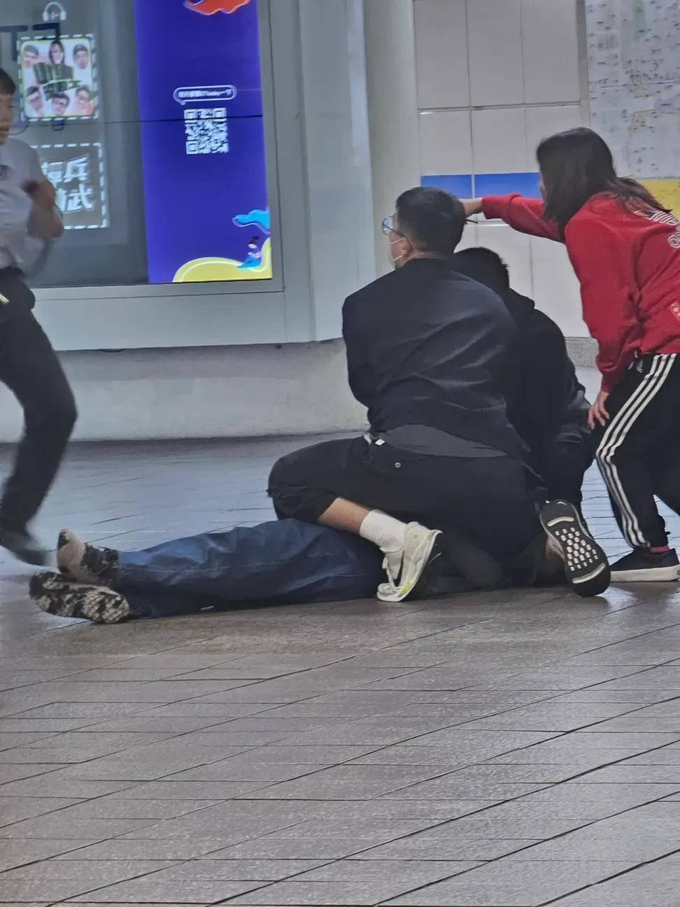 北捷砍人／嫌犯門外張望！星巴克秒封門擋煞 網：救很多人│TVBS新聞網