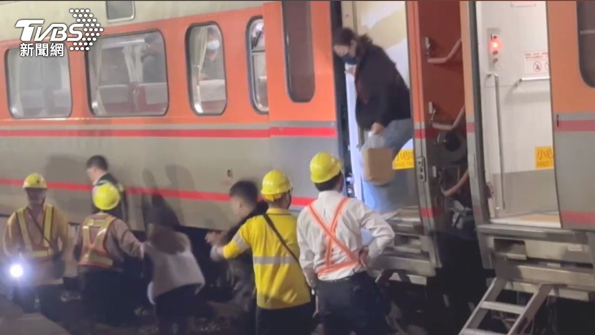 平安夜受困鐵軌2小時！逾200旅客「走鐵軌回彰化車站」驚魂│TVBS新聞網