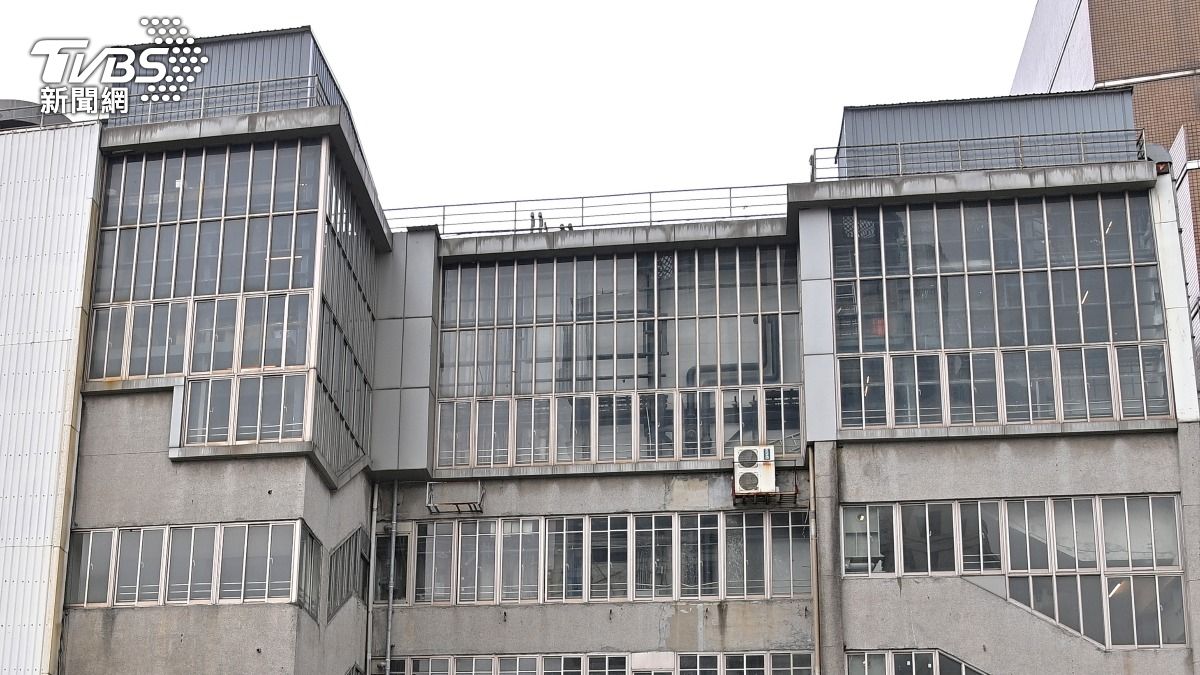 北捷中山砍人／張文「跳紙箱逃生」？四叉貓重返墜樓現場 驚揭關鍵內幕│TVBS新聞網