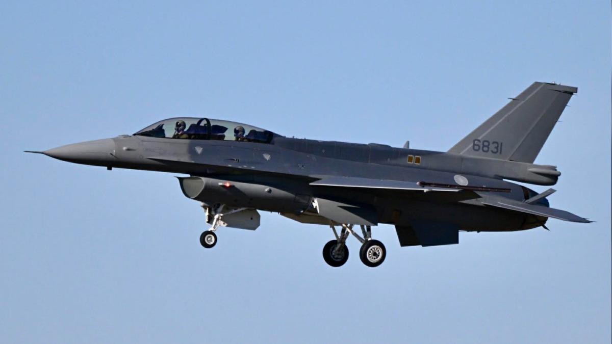 快訊／搜尋F-16失聯飛官有進展！王定宇曝「已定位飛機位置」│TVBS新聞網