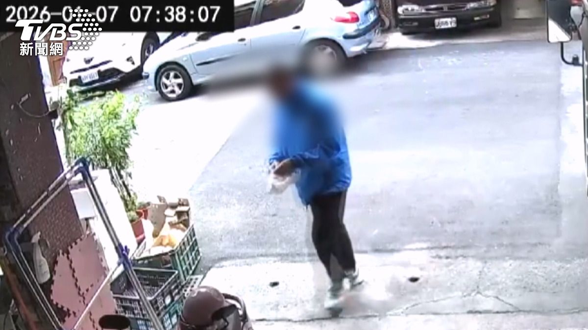 變態賊現形！男偷內褲「塞褲裡」 女屋主怒批噁心公開畫面│TVBS新聞網