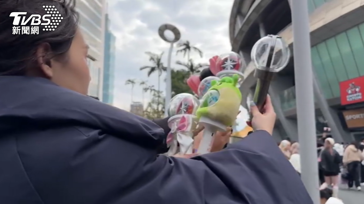 金唱片來了！大巨蛋場外「粉絲聚集」超熱鬧 上午10點抵達發應援│TVBS新聞網