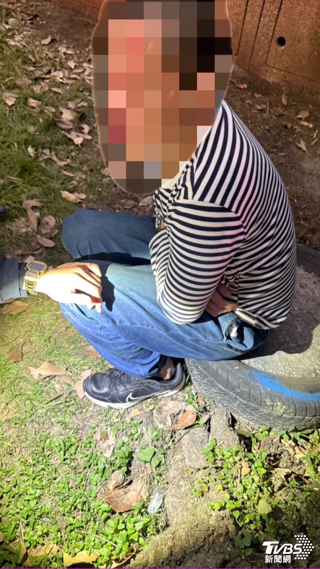 又毒駕！狂飆路肩撞翻「瞬間爆炸起火」 三重男心虛丟喪屍煙彈│TVBS新聞網