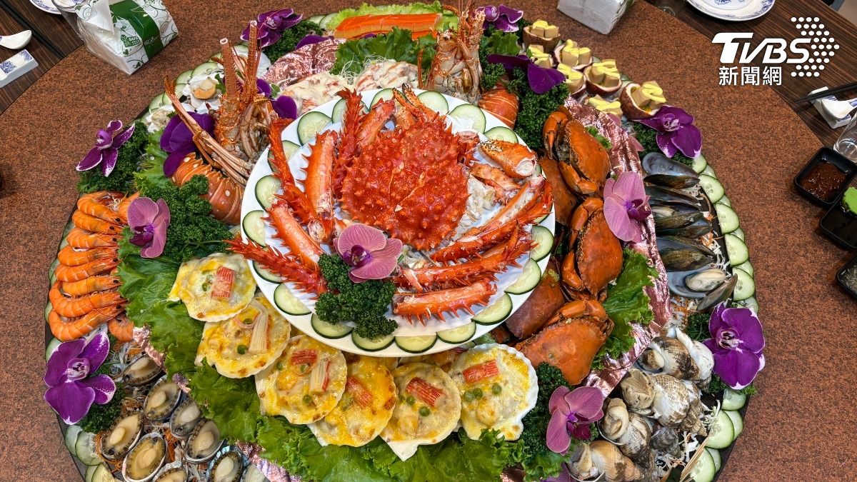 老闆快看！台南超狂尾牙桌菜 一桌2萬吃的到帝王蟹、紅蟳│TVBS新聞網