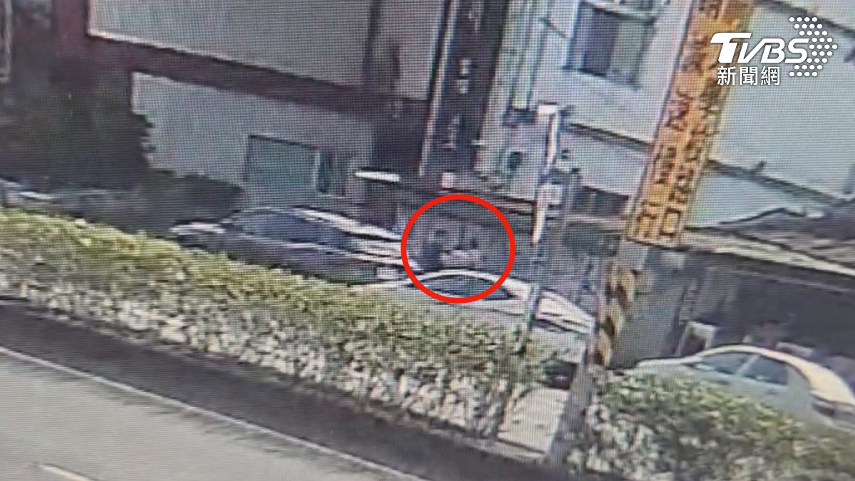 抓包男友載小三！正宮爆氣追車趴引擎蓋 男急煞狠甩險害撞│TVBS新聞網