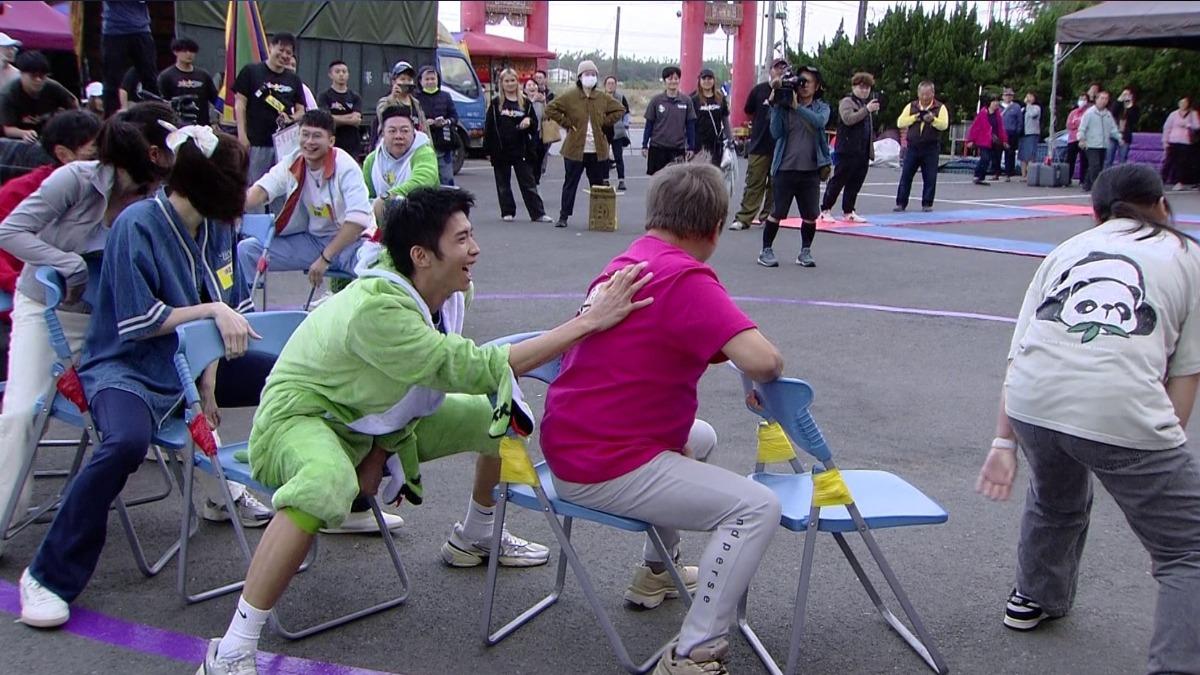 董至成錄外景慘摔！胡瓜緊急喊卡爆「作弊」 爭議掀激烈衝突│TVBS新聞網