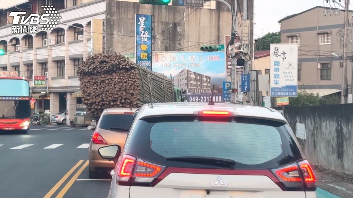 南投驚見大貨車「竹子歪斜超載」險翻 拖吊車1打4嚇壞路人│TVBS新聞網
