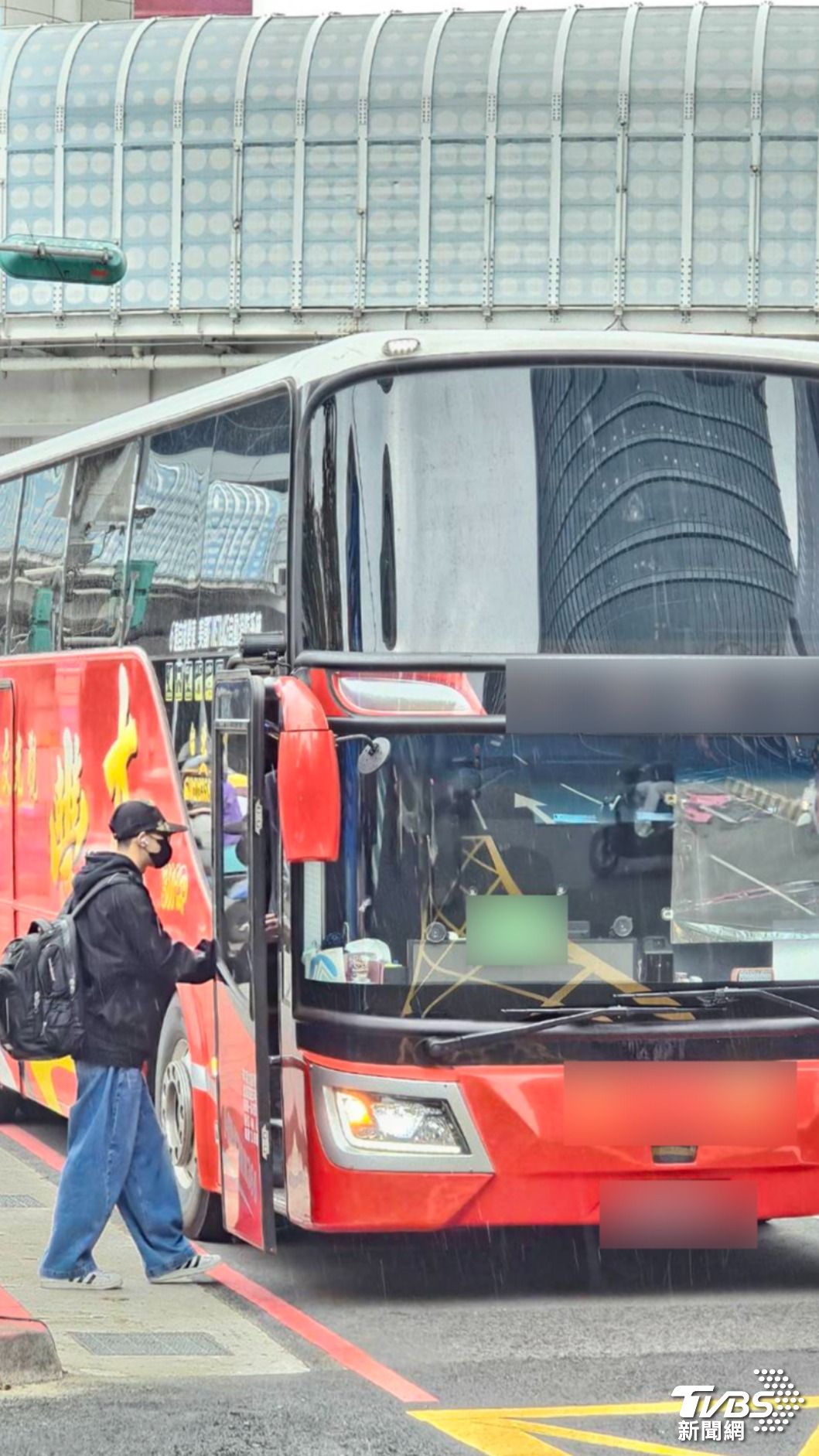 獨／前一天才公開剃頭！Ozone煥鈞低調入伍被拍 回歸日期曝光│TVBS新聞網