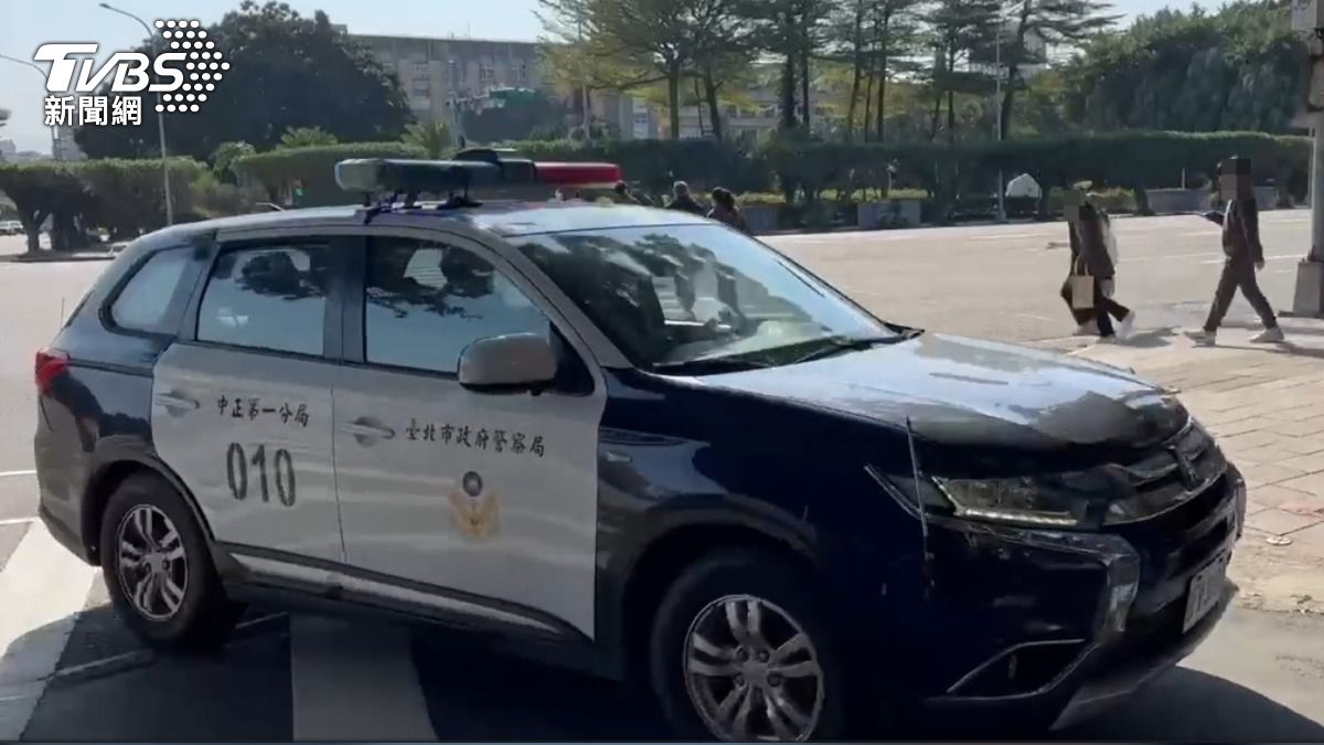 快訊／路程不到5分鐘！男子總統府旁持刀 民眾嚇壞：大家都在逃│TVBS新聞網