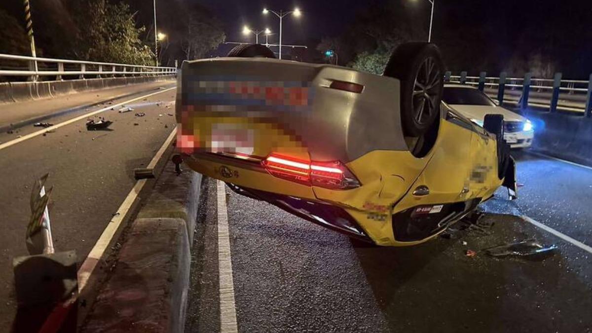 台74甲線「浪貓竄出」！小黃急閃撞分隔島翻車 車慘變形2人傷│TVBS新聞網