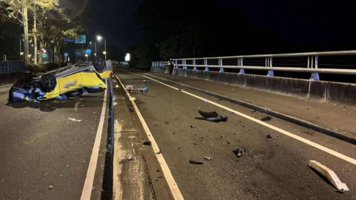 台74甲線「浪貓竄出」！小黃急閃撞分隔島翻車 車慘變形2人傷│TVBS新聞網
