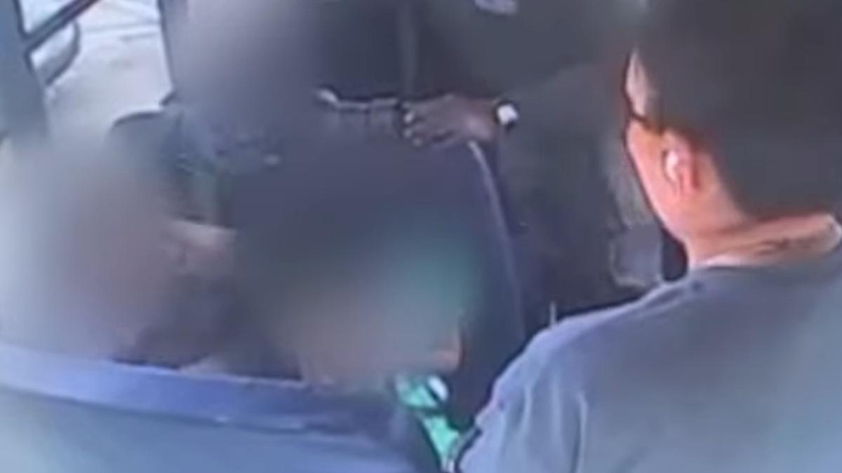 79歲恐怖校車助理狠搧自閉童巴掌！他手上紅一條 衝突畫面曝│TVBS新聞網