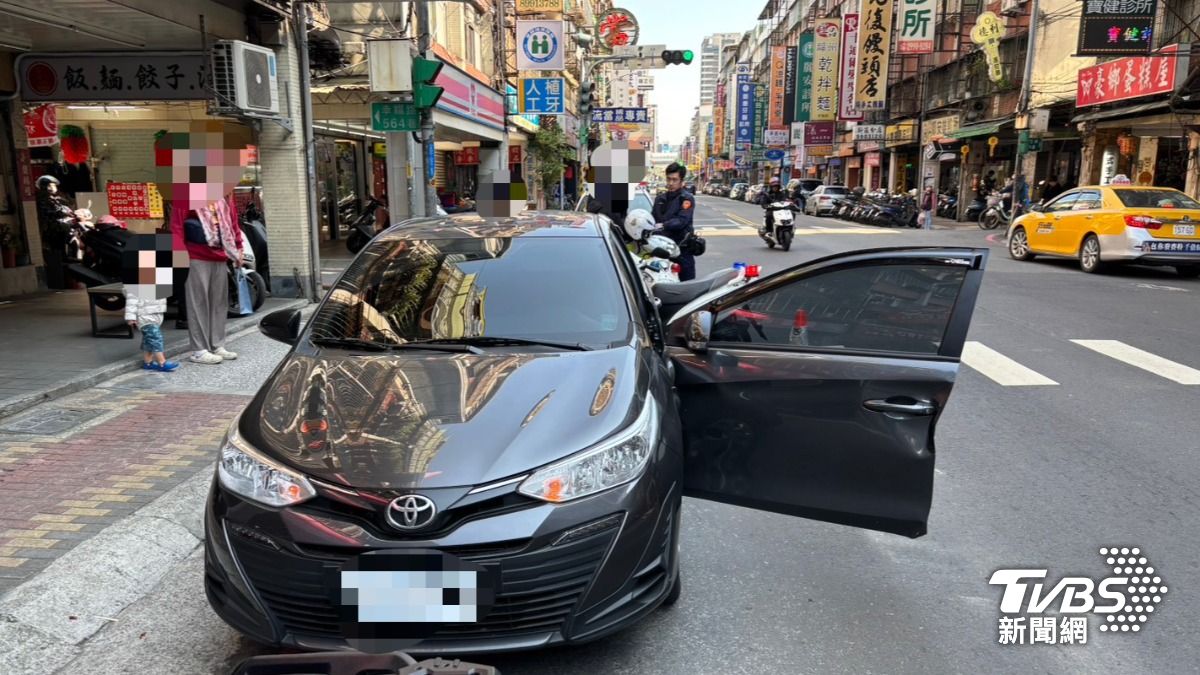 有片／違停沒注意！新莊長腿女開車門「擊落雙載老夫妻」│TVBS新聞網