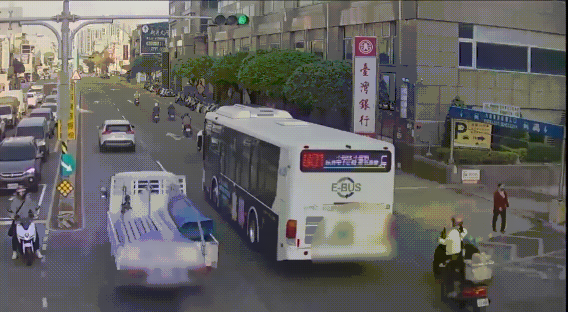 有片／新莊公車、貨車碰撞 4乘客受傷送醫救治中│TVBS新聞網