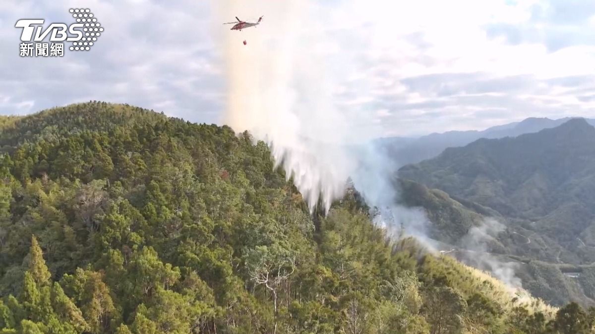 草嶺山林大火狂燒8公頃！地勢陡消防車進不去 全村逾30人載水救援│TVBS新聞網