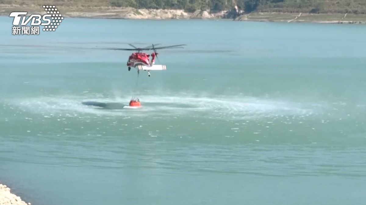 草嶺山林大火狂燒8公頃！地勢陡消防車進不去 全村逾30人載水救援│TVBS新聞網