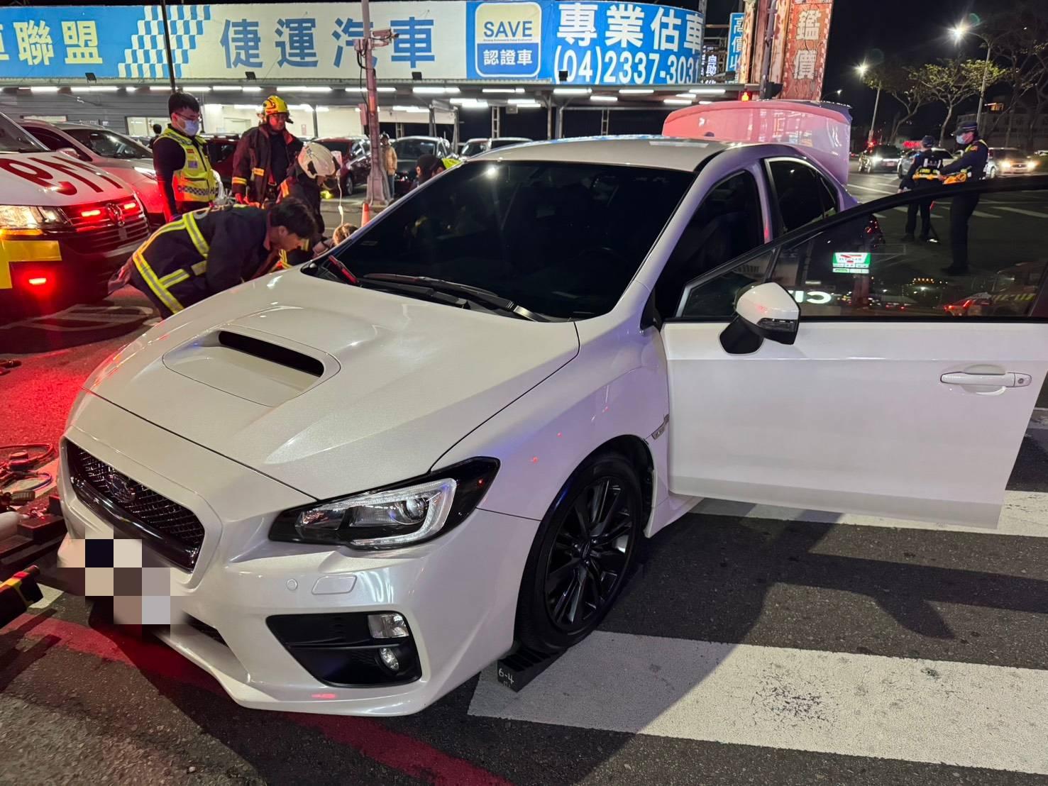 台中22歲男遭右轉車猛撞 重壓車底一度無心跳│TVBS新聞網