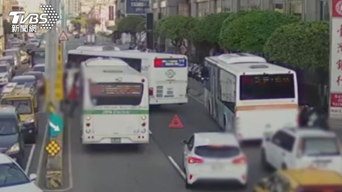 新莊公車疑故障突左切撞貨車 4乘客送醫│TVBS新聞網