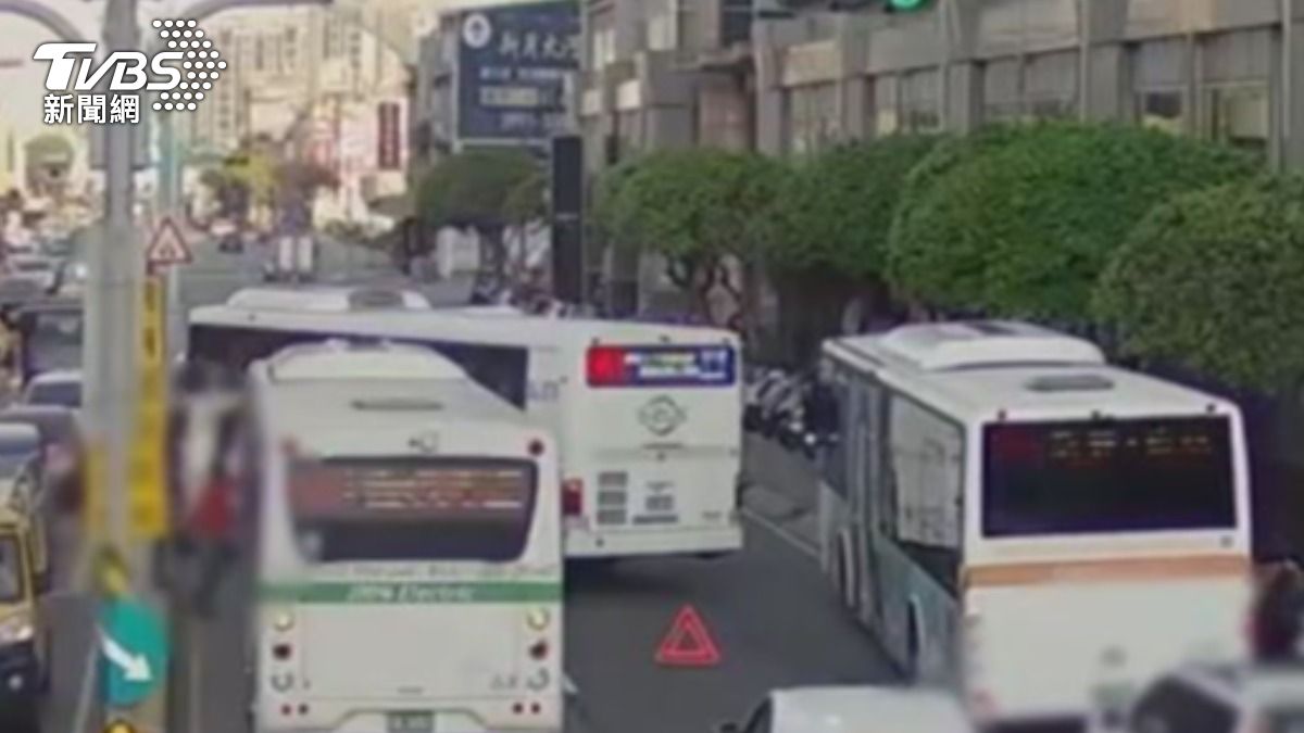 新莊公車疑故障突左切撞貨車 4乘客送醫│TVBS新聞網