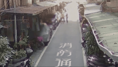 有片／板橋女騎士「逆光」猛撞76歲嬤 她頭部重創昏迷│TVBS新聞網