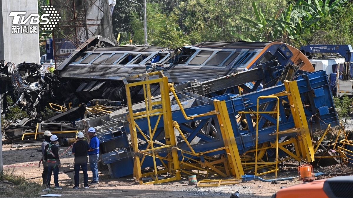 泰國高鐵施工起重機砸中列車 出軌起火釀22死80傷│TVBS新聞網