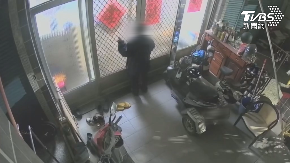 獨／嚇壞！深夜有陌生男「趴門緊盯」 男稱：找朋友忘記住址│TVBS新聞網