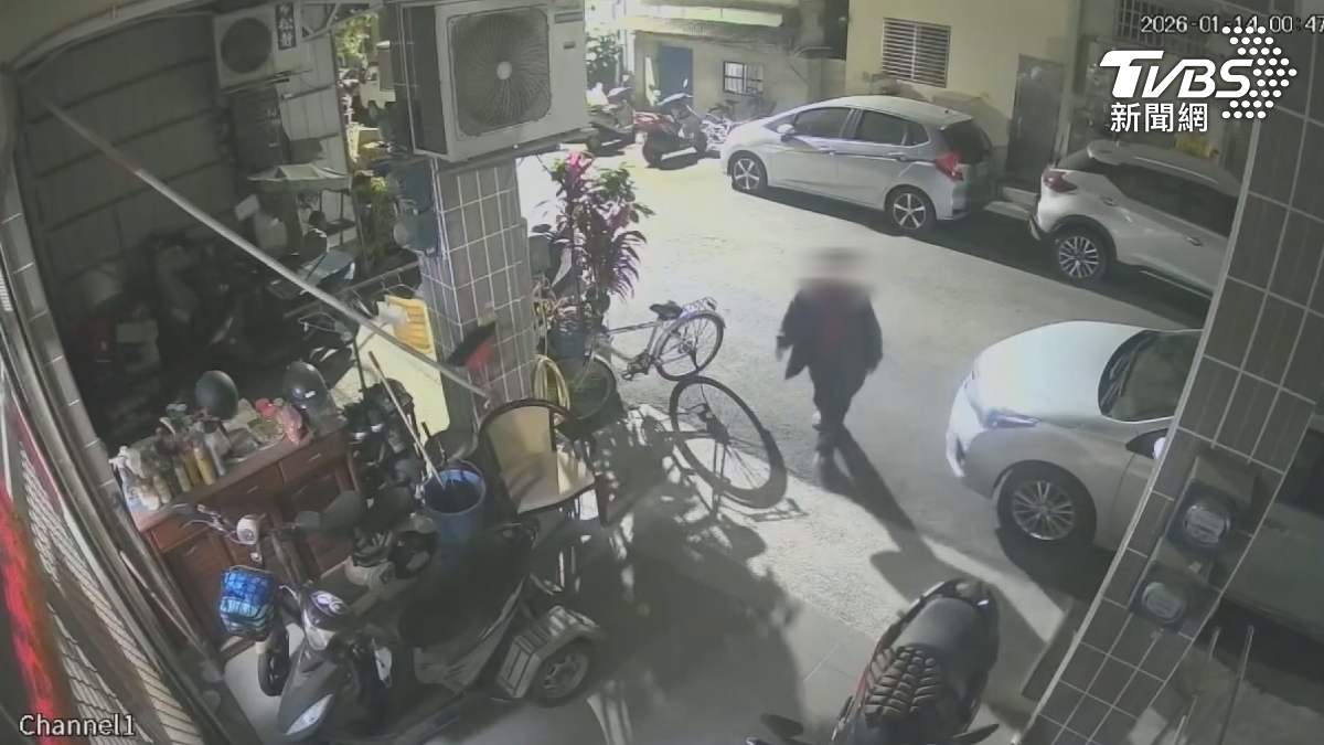 獨／嚇壞！深夜有陌生男「趴門緊盯」 男稱：找朋友忘記住址│TVBS新聞網