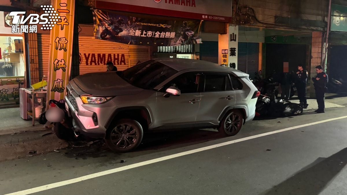 五股深夜自撞車禍！女駕駛過彎暴衝「橫掃六車」 危險瞬間曝│TVBS新聞網