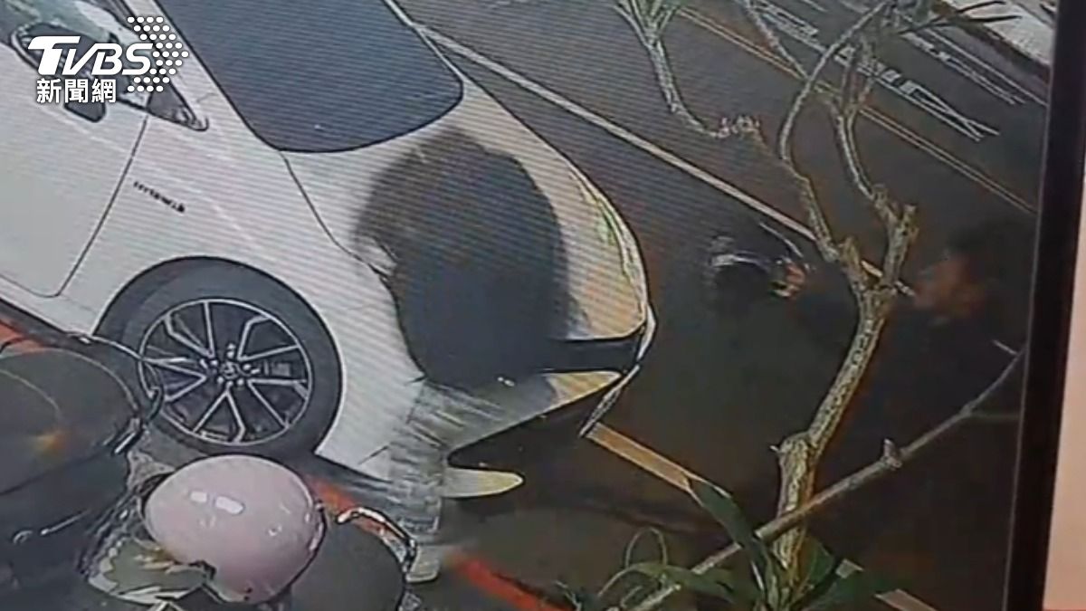 疑不滿被超車！基隆惡男持安全帽狂K、猛踹 騎士倒地滿身傷│TVBS新聞網