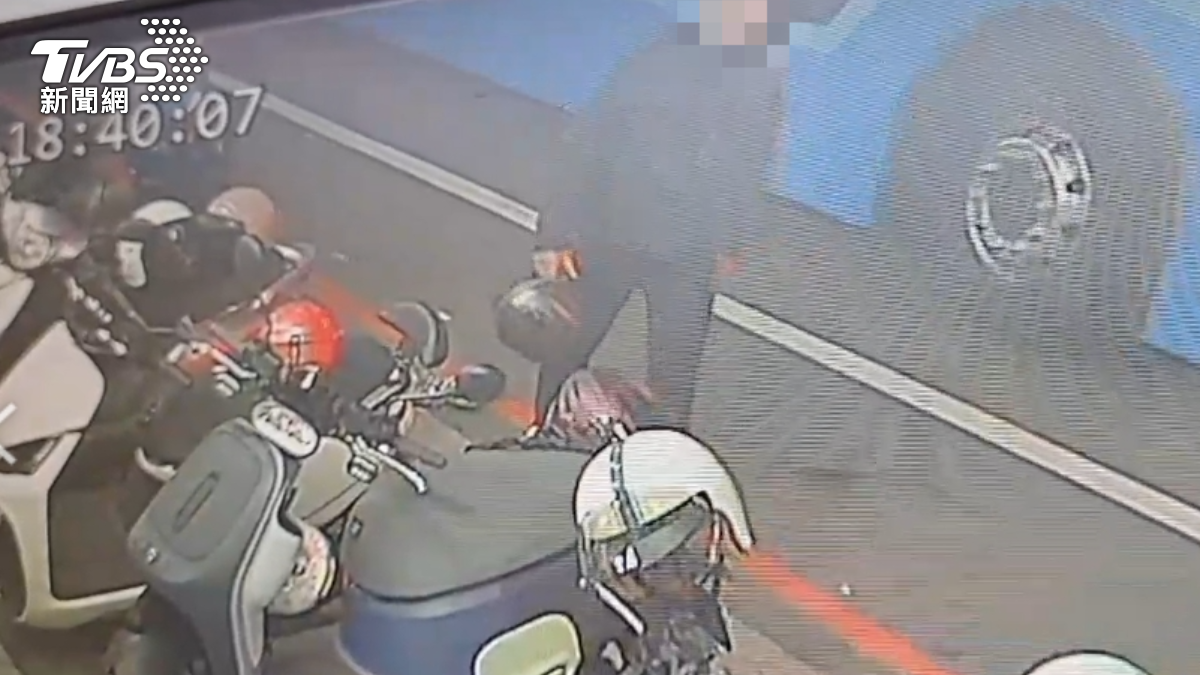 疑不滿被超車！基隆惡男持安全帽狂K、猛踹 騎士倒地滿身傷│TVBS新聞網