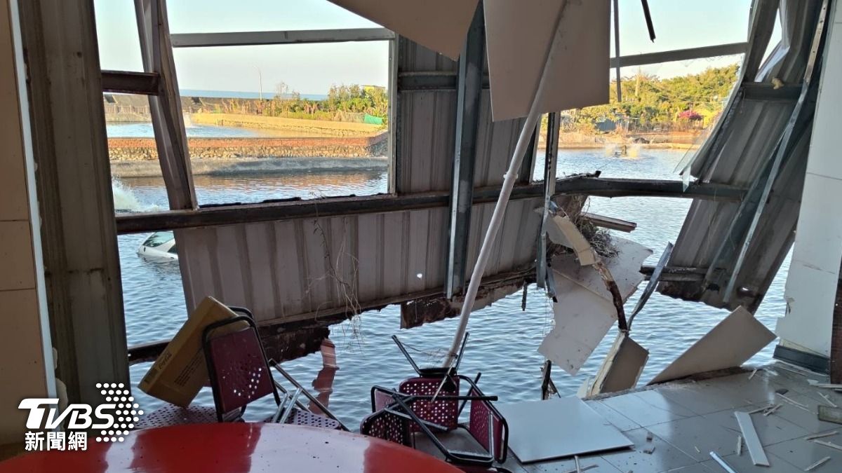 轎車暴衝「撞破桶仔雞店」栽魚塭 屏東男嚇傻：不知道怎麼開的│TVBS新聞網