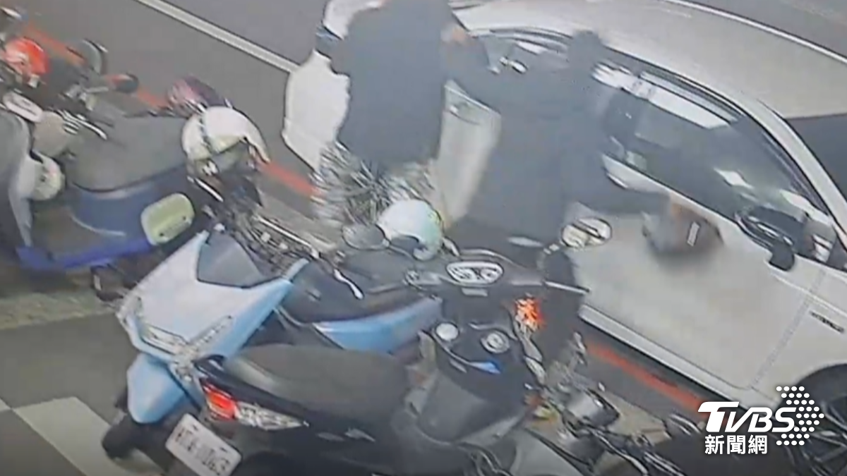 疑行車糾紛！街頭超車理論情緒失控 男遭安全帽痛擊倒地│TVBS新聞網