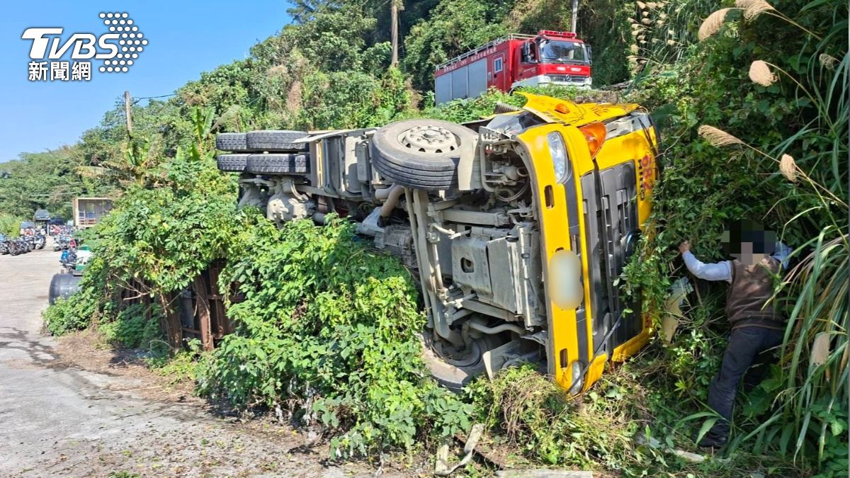 快訊／新北八里水泥車失控翻5公尺邊坡 駕駛受困獲救│TVBS新聞網