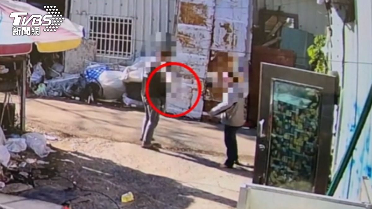 借錢口氣差引殺機！男遭室友持53cm長刀砍頭 血流滿面倒地│TVBS新聞網