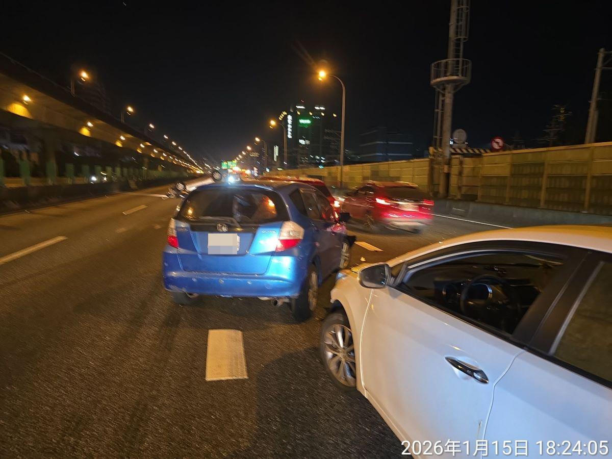 快訊／國1汐止段連環撞！鬼切害5車撞一團 1車翻肚駕駛傷│TVBS新聞網