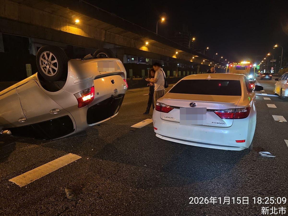 快訊／國1汐止段連環撞！鬼切害5車撞一團 1車翻肚駕駛傷│TVBS新聞網