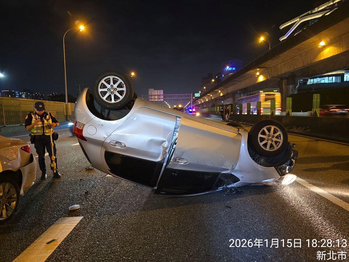 快訊／國1汐止段連環撞！鬼切害5車撞一團 1車翻肚駕駛傷│TVBS新聞網