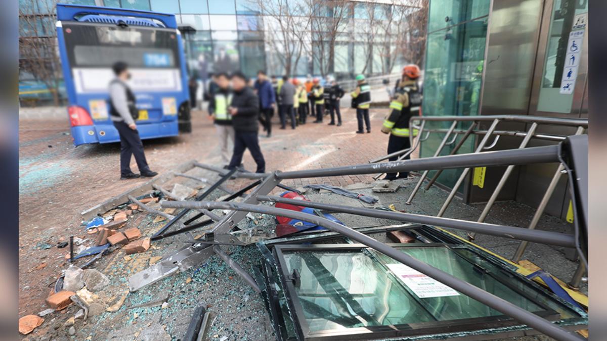 快訊／韓國首爾公車撞進人行道13傷 其中2行人重傷│TVBS新聞網