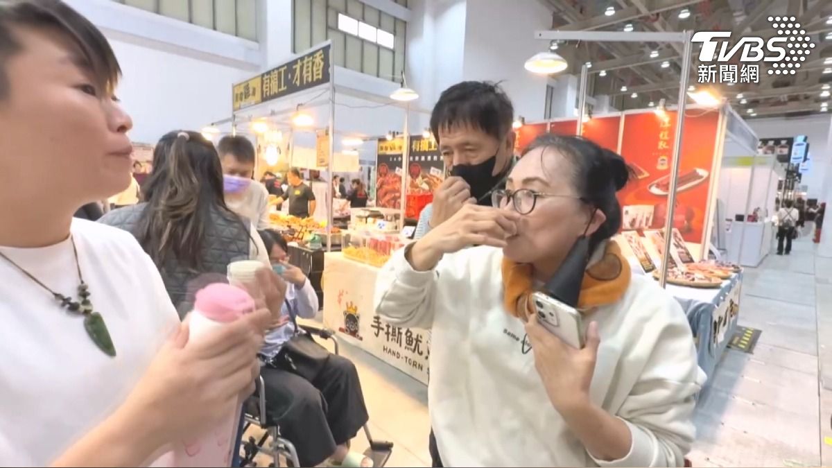 年關將近逛起來！台中最大室內年貨大街 「1500萬超跑」現身吸睛│TVBS新聞網