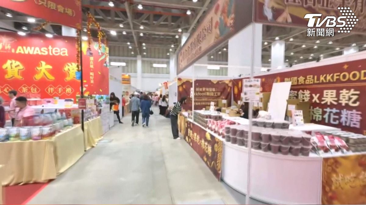年關將近逛起來！台中最大室內年貨大街 「1500萬超跑」現身吸睛│TVBS新聞網