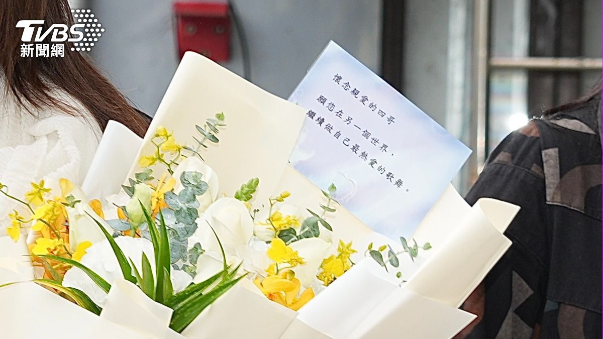 龍千玉來看曹西平了！ 「神情哀戚」獻花痛悼：繼續做熱愛的舞台│TVBS新聞網