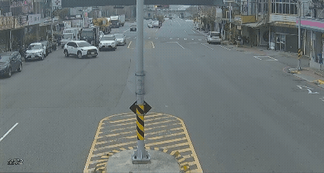 有片／苗栗70噸吊車失控暴衝撞11車 外送員遭捲車底│TVBS新聞網