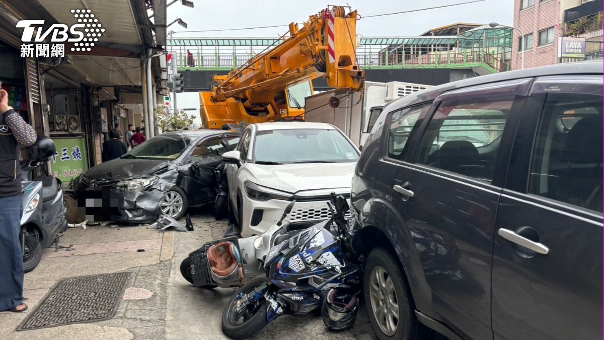 有片／苗栗70噸吊車失控暴衝撞11車 外送員遭捲車底│TVBS新聞網