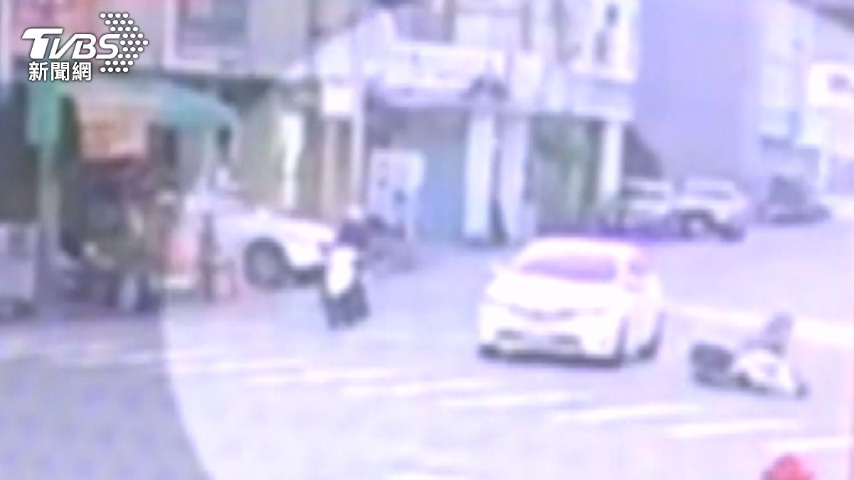 買完早餐出事了！77歲婦「橫切馬路」撞車 無照落跑下場曝│TVBS新聞網
