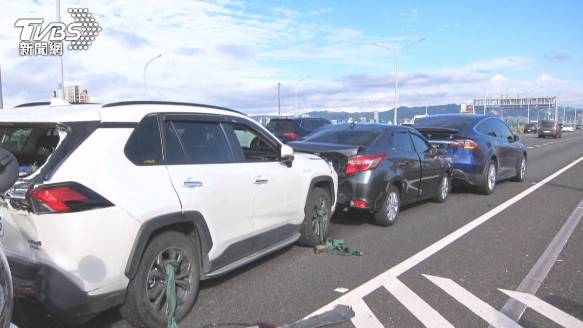 買完早餐出事了！77歲婦「橫切馬路」撞車 無照落跑下場曝│TVBS新聞網