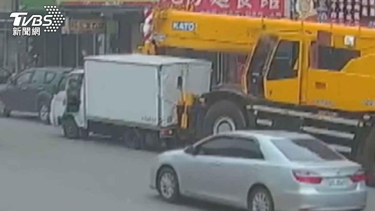 70噸吊車煞車失靈狂撞11車！外送員「捲入車底求救」驚險畫面曝│TVBS新聞網